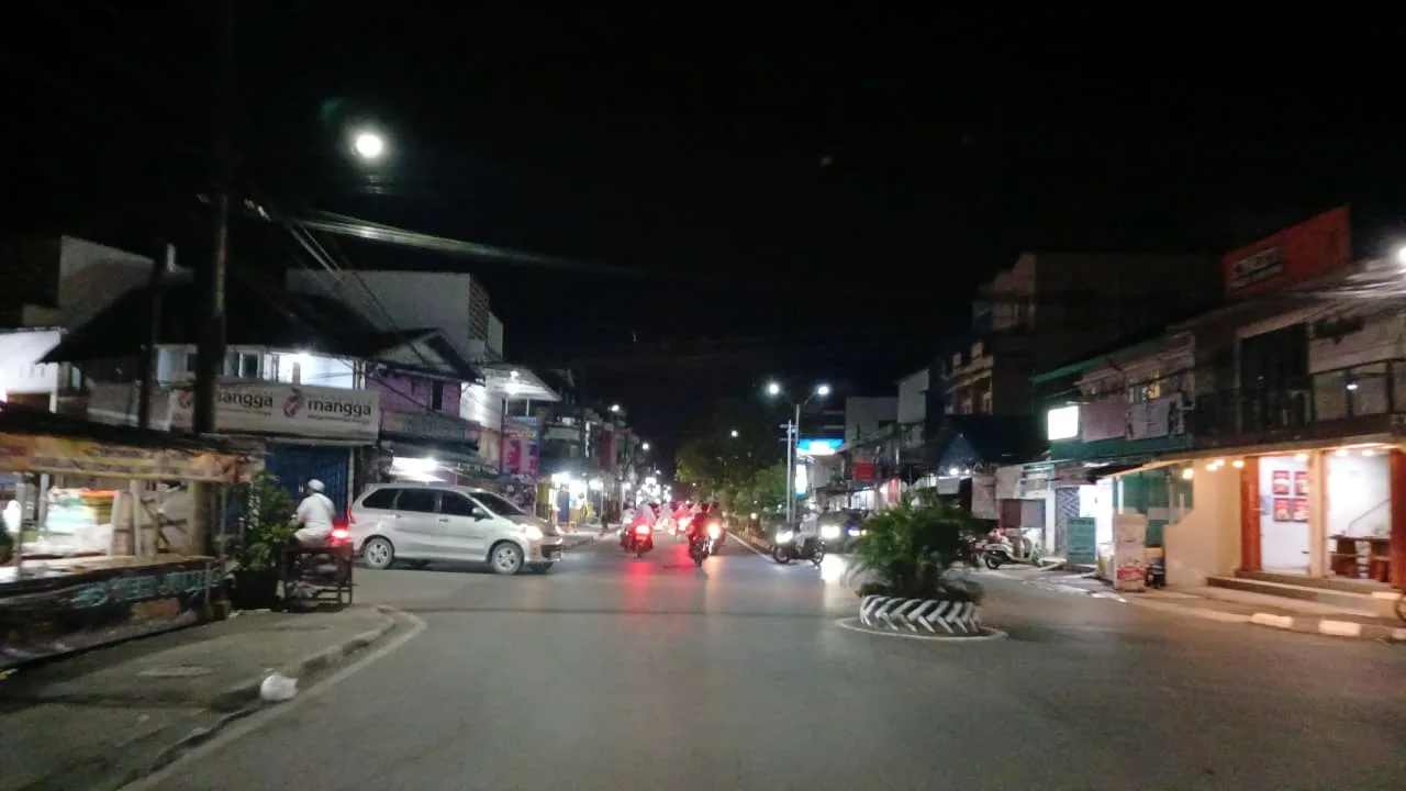 Barabai di Malam Hari: Harmoni Keramaian Kota dan Suasana Religius ...
