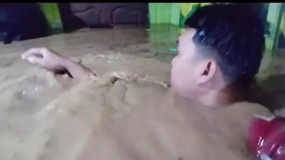 Banjir Bandang di Balangan Kalsel, Air Setinggi Leher hingga Atap ...